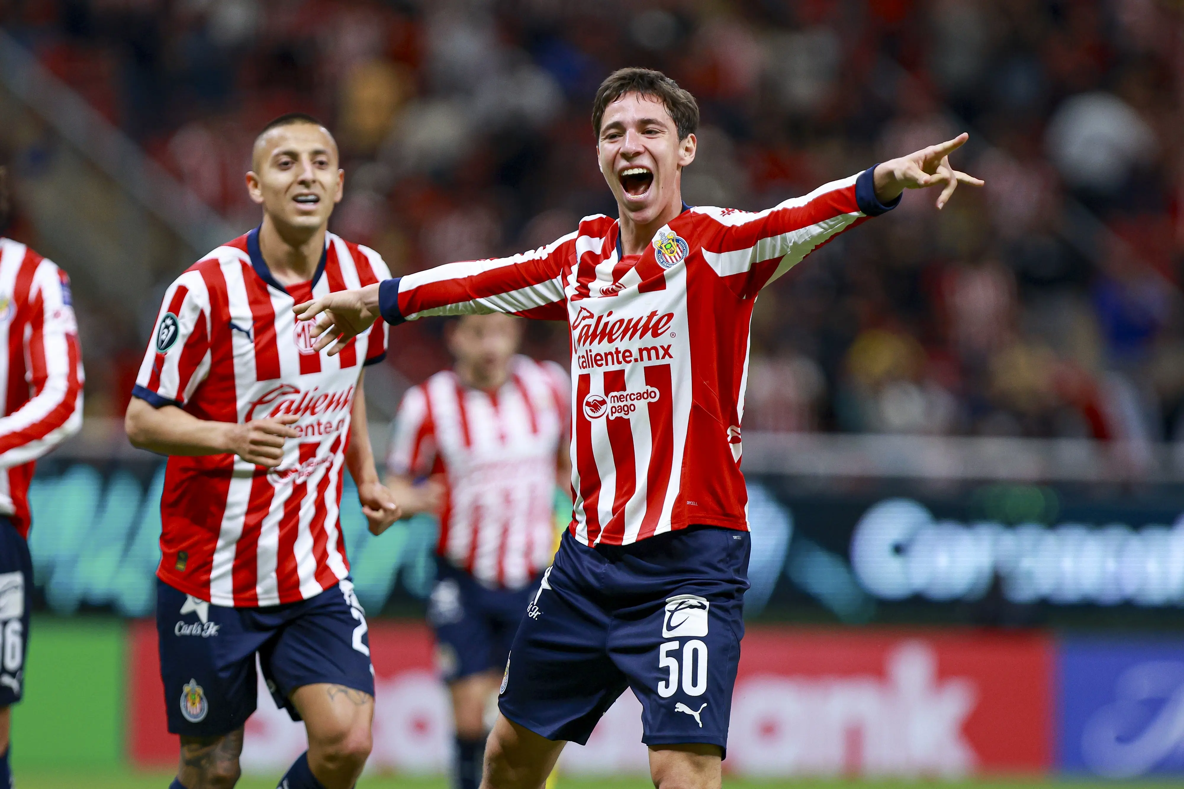 Cáceres own goal gives Chivas victory over América in Round of 16 first leg
