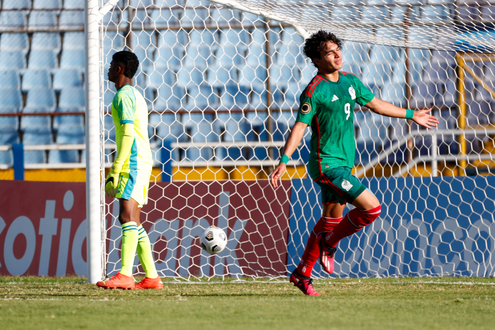 Mexico down Panama to reach fifth straight CMU17 Final