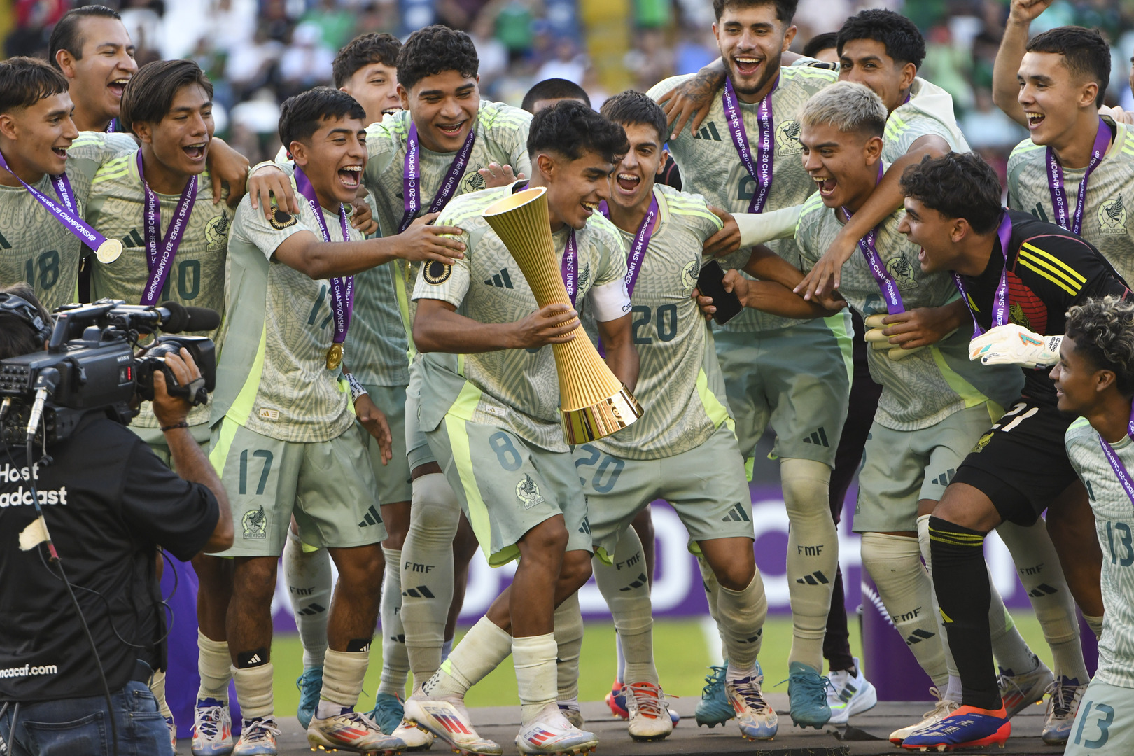 Mexico wins Concacaf U-20 Championship with late goals against U.S.